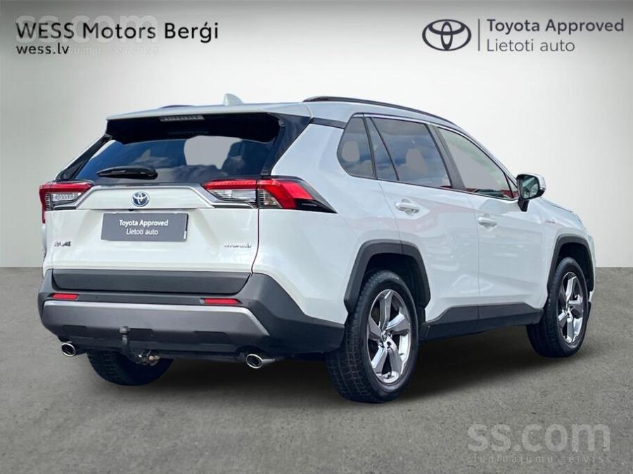 White Toyota RAV4 2021 in Riga, with an engine capacity of 2.50 L and mileage of 138 thousand km for 27490 €, photo 3 on AUTOMOTO.COM.LV