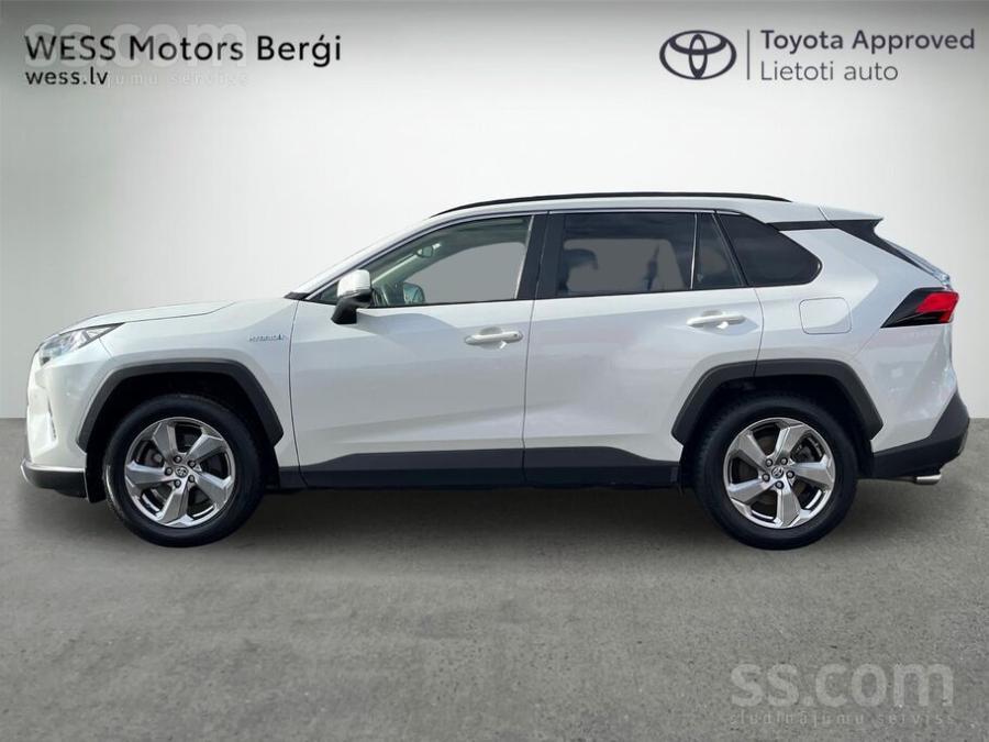 White Toyota RAV4 2021 in Riga, with an engine capacity of 2.50 L and mileage of 138 thousand km for 27490 €, photo 4 on AUTOMOTO.COM.LV