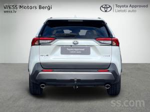 White Toyota RAV4 2021 in Riga, with an engine capacity of 2.50 L and mileage of 138 thousand km for 27490 €, photo 5 on AUTOMOTO.COM.LV