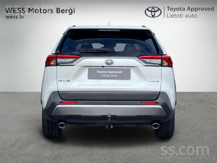 White Toyota RAV4 2021 in Riga, with an engine capacity of 2.50 L and mileage of 138 thousand km for 27490 €, photo 5 on AUTOMOTO.COM.LV