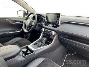 White Toyota RAV4 2021 in Riga, with an engine capacity of 2.50 L and mileage of 138 thousand km for 27490 €, photo 7 on AUTOMOTO.COM.LV