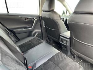 White Toyota RAV4 2021 in Riga, with an engine capacity of 2.50 L and mileage of 138 thousand km for 27490 €, photo 8 on AUTOMOTO.COM.LV