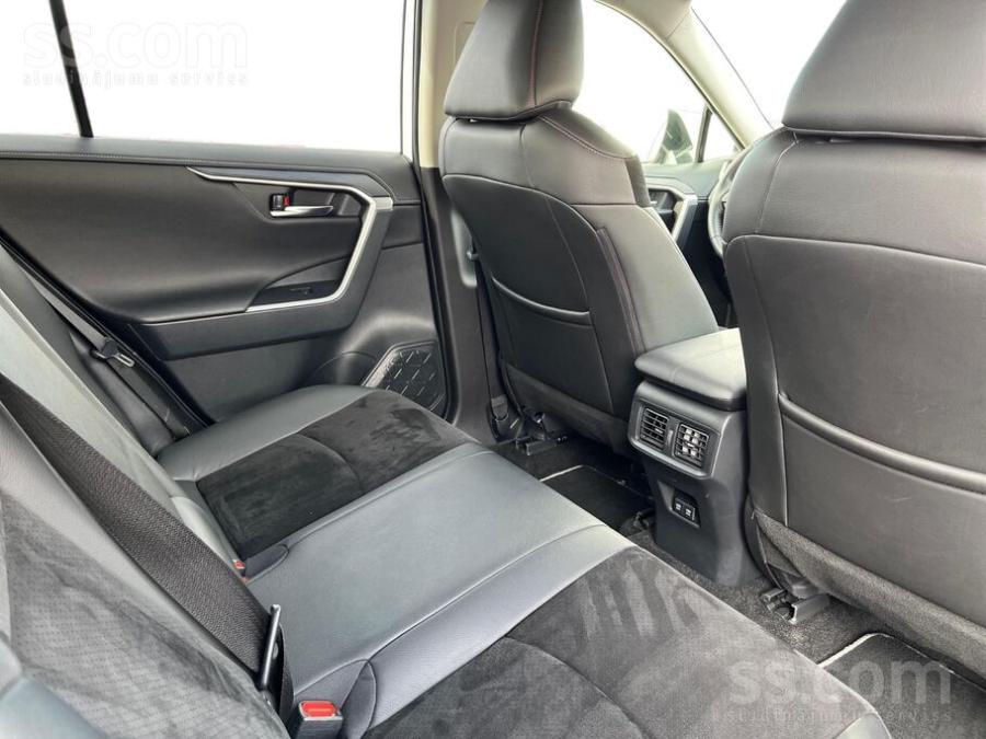 White Toyota RAV4 2021 in Riga, with an engine capacity of 2.50 L and mileage of 138 thousand km for 27490 €, photo 8 on AUTOMOTO.COM.LV