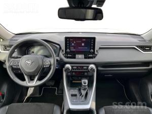 White Toyota RAV4 2021 in Riga, with an engine capacity of 2.50 L and mileage of 138 thousand km for 27490 €, photo 9 on AUTOMOTO.COM.LV