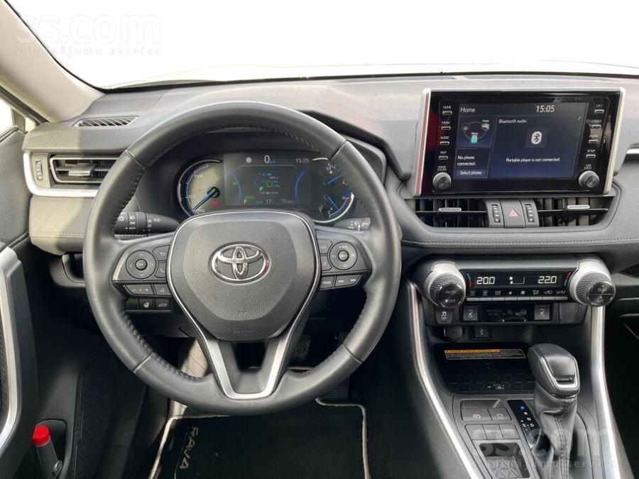 White Toyota RAV4 2021 in Riga, with an engine capacity of 2.50 L and mileage of 138 thousand km for 27490 €, photo 10 on AUTOMOTO.COM.LV