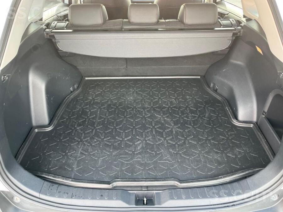 White Toyota RAV4 2021 in Riga, with an engine capacity of 2.50 L and mileage of 138 thousand km for 27490 €, photo 11 on AUTOMOTO.COM.LV
