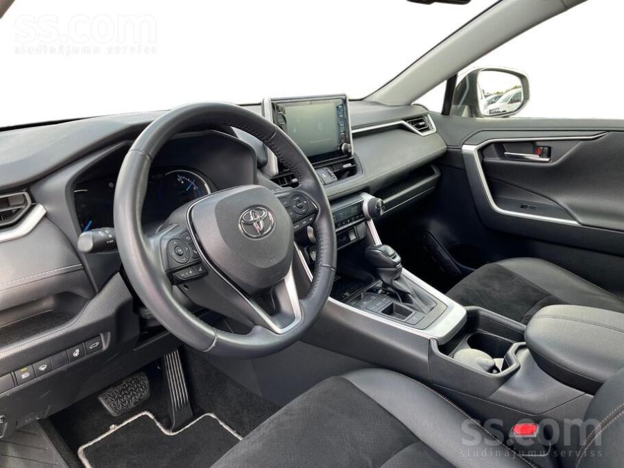White Toyota RAV4 2021 in Riga, with an engine capacity of 2.50 L and mileage of 138 thousand km for 27490 €, photo 12 on AUTOMOTO.COM.LV