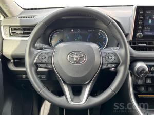 White Toyota RAV4 2021 in Riga, with an engine capacity of 2.50 L and mileage of 138 thousand km for 27490 €, photo 13 on AUTOMOTO.COM.LV
