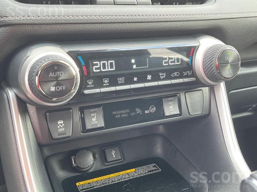 White Toyota RAV4 2021 in Riga, with an engine capacity of 2.50 L and mileage of 138 thousand km for 27490 €, photo 16 on AUTOMOTO.COM.LV