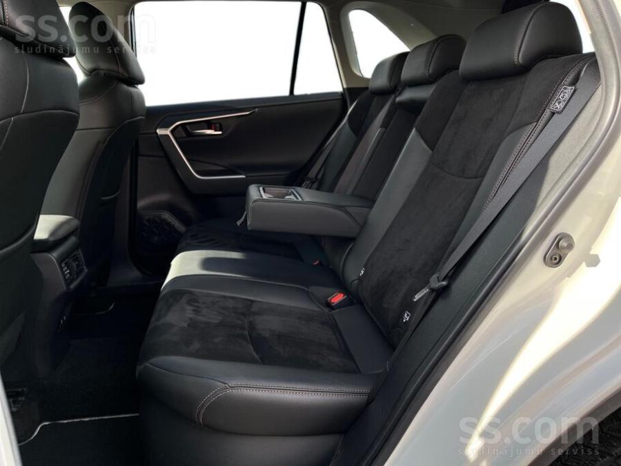 White Toyota RAV4 2021 in Riga, with an engine capacity of 2.50 L and mileage of 138 thousand km for 27490 €, photo 22 on AUTOMOTO.COM.LV