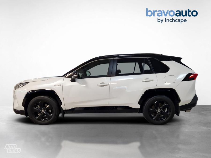 White Toyota RAV4 2021 in Vilnius, with an engine capacity of 2.50 L and mileage of 131 thousand km for 29000 €, photo 3 on AUTOMOTO.COM.LV