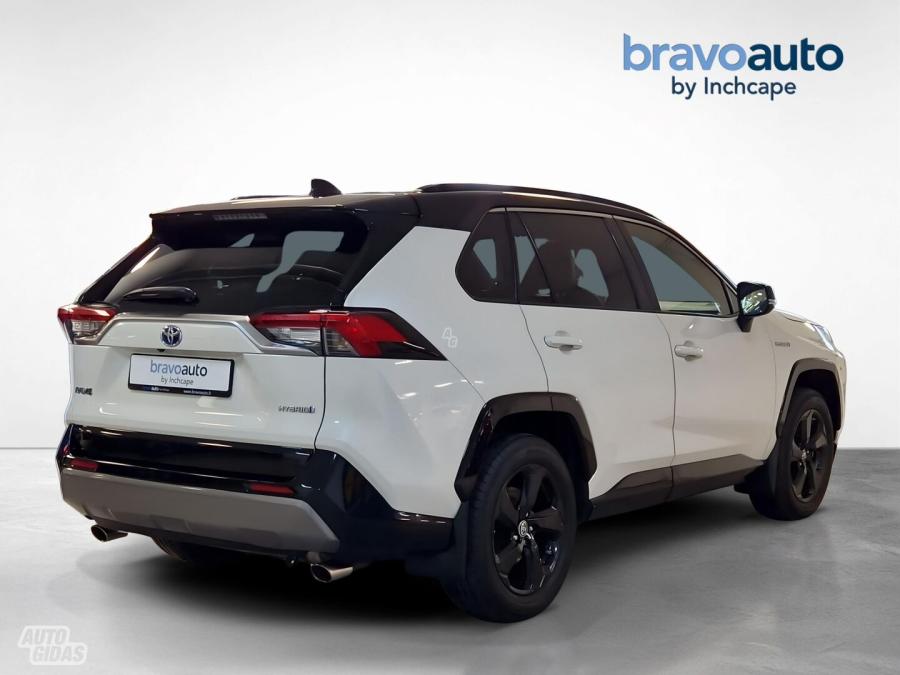 White Toyota RAV4 2021 in Vilnius, with an engine capacity of 2.50 L and mileage of 131 thousand km for 29000 €, photo 6 on AUTOMOTO.COM.LV