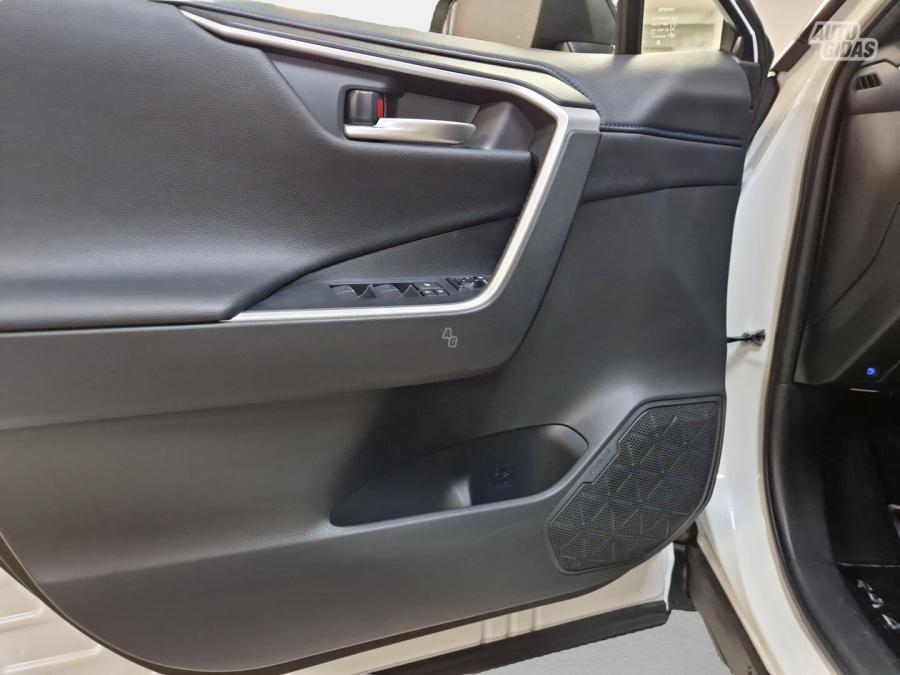White Toyota RAV4 2021 in Vilnius, with an engine capacity of 2.50 L and mileage of 131 thousand km for 29000 €, photo 11 on AUTOMOTO.COM.LV