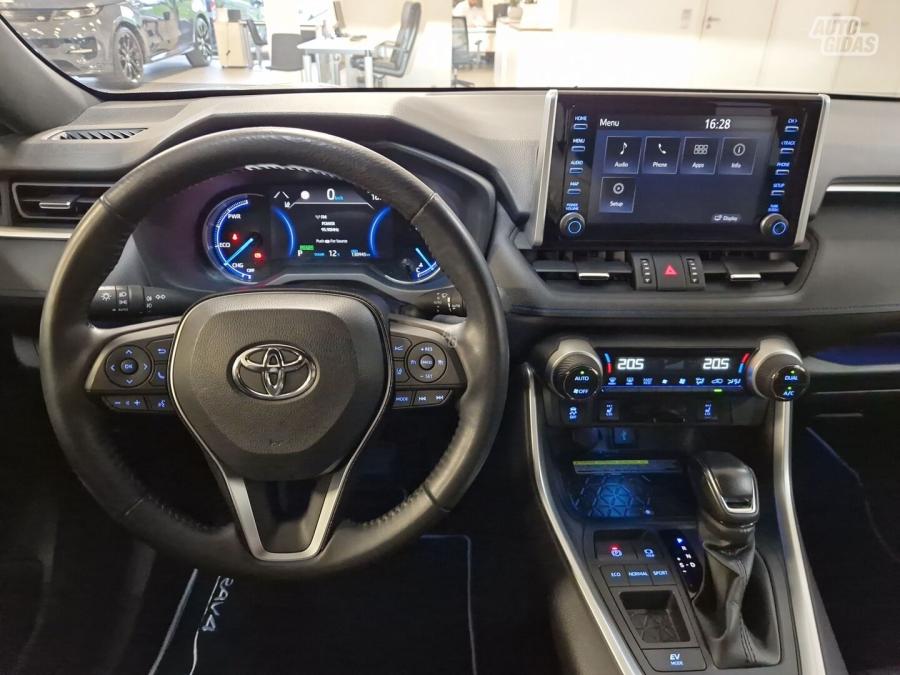 White Toyota RAV4 2021 in Vilnius, with an engine capacity of 2.50 L and mileage of 131 thousand km for 29000 €, photo 14 on AUTOMOTO.COM.LV