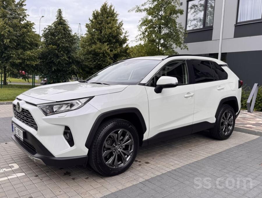 Balts Toyota RAV4 2022 Rīga, ar dzinēja tilpumu 2.00 L un nobraukumu 30 tūkst. km par 28500 €, foto 1 vietnē AUTOMOTO.COM.LV