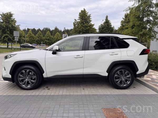 Balts Toyota RAV4 2022 Rīga, ar dzinēja tilpumu 2.00 L un nobraukumu 30 tūkst. km par 28500 €, foto 3 vietnē AUTOMOTO.COM.LV