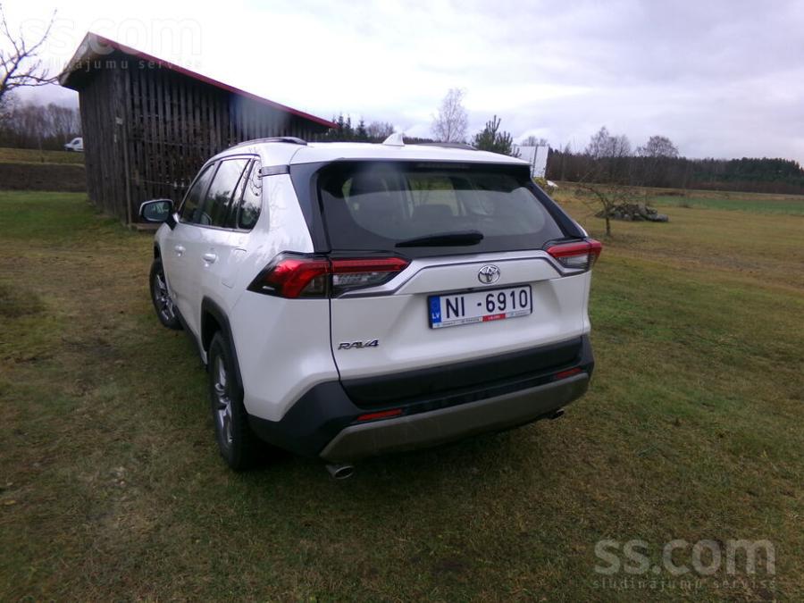 White Toyota RAV4 2022 in Jekabpils, with an engine capacity of 2.00 L and mileage of 32 thousand km for 28900 €, photo 2 on AUTOMOTO.COM.LV