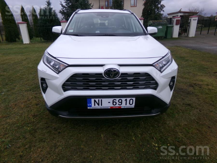 White Toyota RAV4 2022 in Jekabpils, with an engine capacity of 2.00 L and mileage of 32 thousand km for 28900 €, photo 4 on AUTOMOTO.COM.LV
