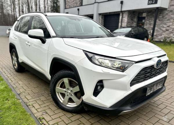White Toyota RAV4 2022 in Vilnius, with an engine capacity of 2.49 L and mileage of 265 thousand km for 19723 €, photo 3 on AUTOMOTO.COM.LV