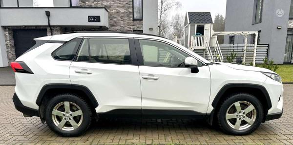 White Toyota RAV4 2022 in Vilnius, with an engine capacity of 2.49 L and mileage of 265 thousand km for 19723 €, photo 4 on AUTOMOTO.COM.LV