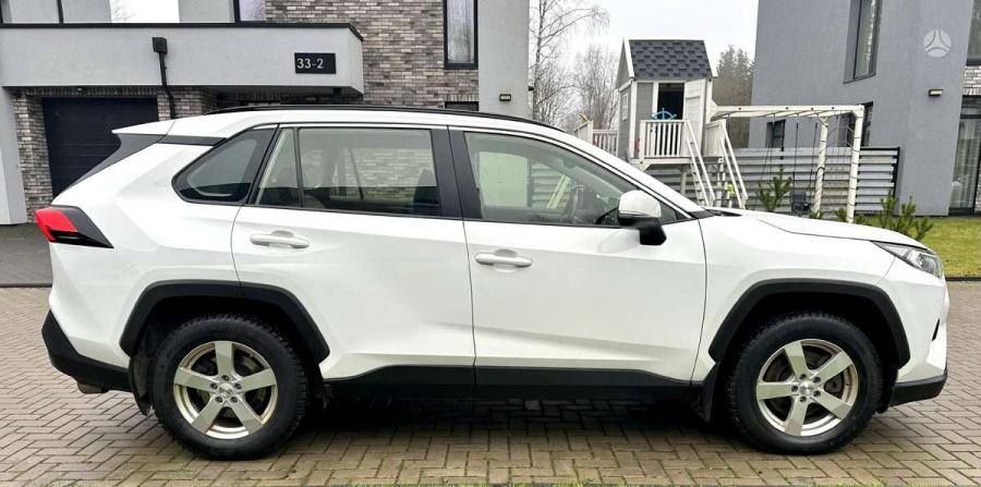 Balts Toyota RAV4 2022 Viļņa, ar dzinēja tilpumu 2.49 L un nobraukumu 265 tūkst. km par 19239 €, foto 4 vietnē AUTOMOTO.COM.LV