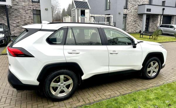 White Toyota RAV4 2022 in Vilnius, with an engine capacity of 2.49 L and mileage of 265 thousand km for 19723 €, photo 5 on AUTOMOTO.COM.LV