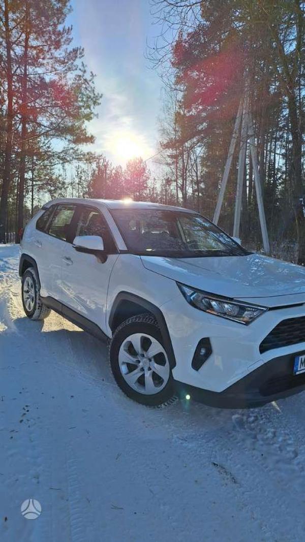 White Toyota RAV4 2022 in Alytus, with an engine capacity of 1.99 L and mileage of 44 thousand km for 23000 €, photo 2 on AUTOMOTO.COM.LV