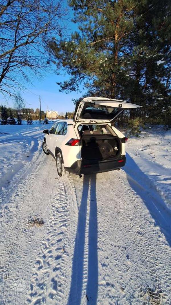 White Toyota RAV4 2022 in Alytus, with an engine capacity of 1.99 L and mileage of 44 thousand km for 23000 €, photo 7 on AUTOMOTO.COM.LV