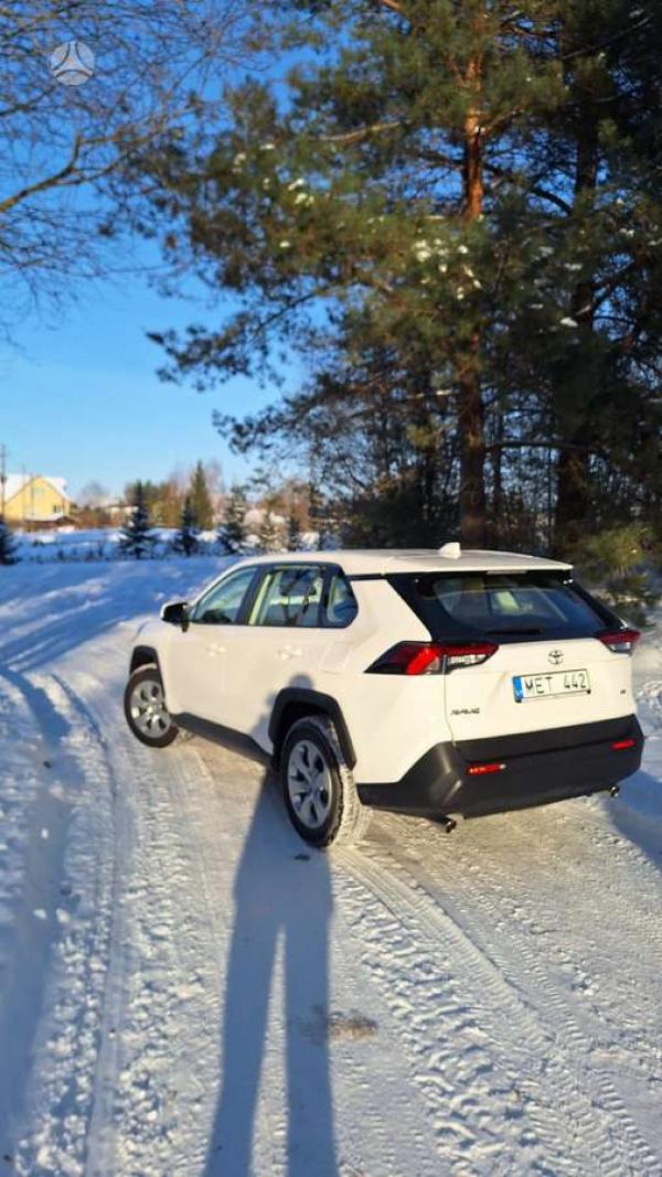 White Toyota RAV4 2022 in Alytus, with an engine capacity of 1.99 L and mileage of 44 thousand km for 23000 €, photo 8 on AUTOMOTO.COM.LV