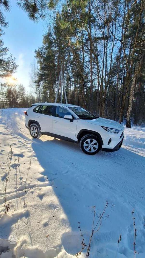 White Toyota RAV4 2022 in Alytus, with an engine capacity of 1.99 L and mileage of 44 thousand km for 23000 €, photo 9 on AUTOMOTO.COM.LV