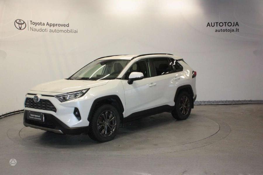 White Toyota RAV4 2022 in Kaunas, with an engine capacity of 2.49 L and mileage of 79 thousand km for 32900 €, photo 1 on AUTOMOTO.COM.LV