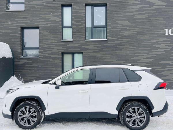 White Toyota RAV4 2022 in Kaunas, with an engine capacity of 2.49 L and mileage of 209 thousand km for 20990 €, photo 3 on AUTOMOTO.COM.LV