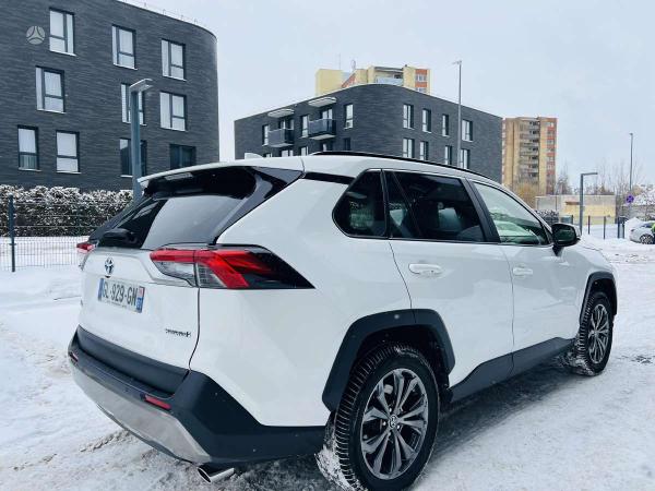 White Toyota RAV4 2022 in Kaunas, with an engine capacity of 2.49 L and mileage of 209 thousand km for 20990 €, photo 4 on AUTOMOTO.COM.LV