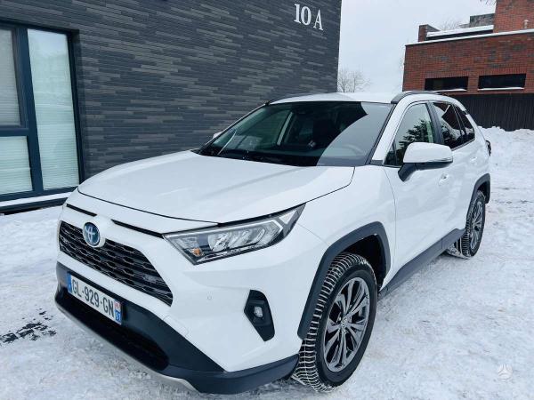 White Toyota RAV4 2022 in Kaunas, with an engine capacity of 2.49 L and mileage of 209 thousand km for 20990 €, photo 8 on AUTOMOTO.COM.LV