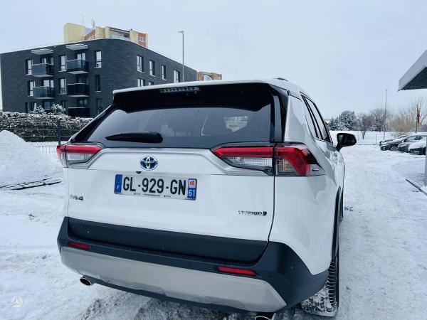 White Toyota RAV4 2022 in Kaunas, with an engine capacity of 2.49 L and mileage of 209 thousand km for 20990 €, photo 9 on AUTOMOTO.COM.LV