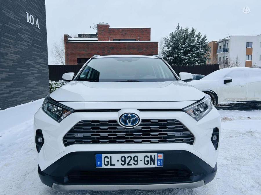 White Toyota RAV4 2022 in Kaunas, with an engine capacity of 2.50 L and mileage of 208 thousand km for 20850 €, photo 4 on AUTOMOTO.COM.LV