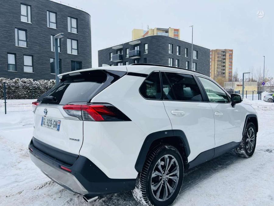 White Toyota RAV4 2022 in Kaunas, with an engine capacity of 2.50 L and mileage of 208 thousand km for 20650 €, photo 4 on AUTOMOTO.COM.LV