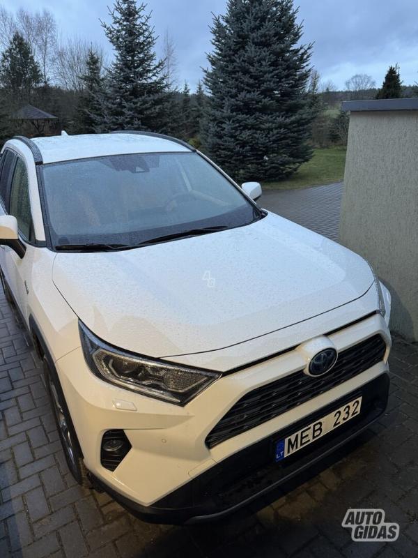 White Toyota RAV4 2022 in Vilnius, with an engine capacity of 25.00 L and mileage of 75 thousand km for 32500 €, photo 1 on AUTOMOTO.COM.LV