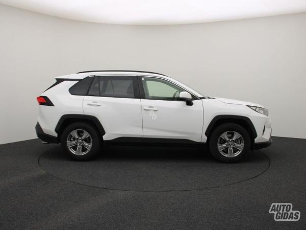 White Toyota RAV4 2022 in Vilnius, with an engine capacity of 2.50 L and mileage of 207 thousand km for 24199 €, photo 9 on AUTOMOTO.COM.LV