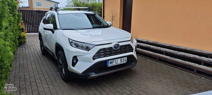 Balts Toyota RAV4 2022 Viļņa, ar dzinēja tilpumu 2.50 L un nobraukumu 69 tūkst. km par 29990 €, foto 1 vietnē AUTOMOTO.COM.LV