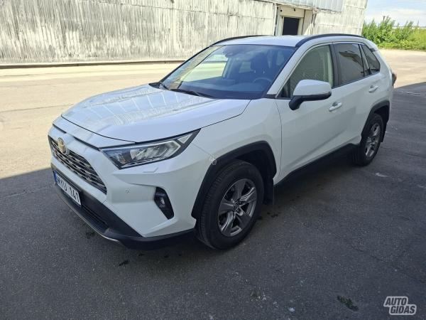 Balts Toyota RAV4 2022 Kauņa, ar dzinēja tilpumu 2.00 L un nobraukumu 57 tūkst. km par 25600 €, foto 1 vietnē AUTOMOTO.COM.LV