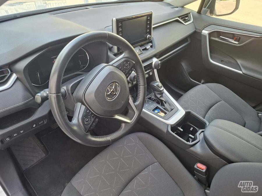 Balts Toyota RAV4 2022 Kauņa, ar dzinēja tilpumu 2.00 L un nobraukumu 57 tūkst. km par 25600 €, foto 11 vietnē AUTOMOTO.COM.LV
