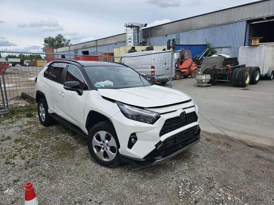Balts Toyota RAV4 2022 Panevēža, ar dzinēja tilpumu 2.49 L un nobraukumu 125 tūkst. km par 18300 €, foto 1 vietnē AUTOMOTO.COM.LV