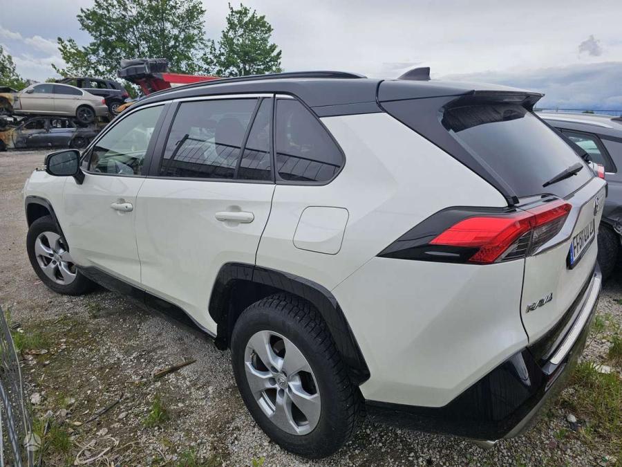 Balts Toyota RAV4 2022 Panevēža, ar dzinēja tilpumu 2.49 L un nobraukumu 125 tūkst. km par 18300 €, foto 3 vietnē AUTOMOTO.COM.LV