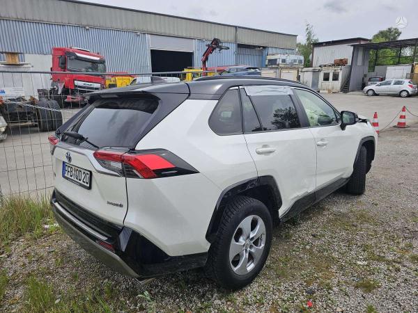 Balts Toyota RAV4 2022 Panevēža, ar dzinēja tilpumu 2.49 L un nobraukumu 125 tūkst. km par 18300 €, foto 3 vietnē AUTOMOTO.COM.LV