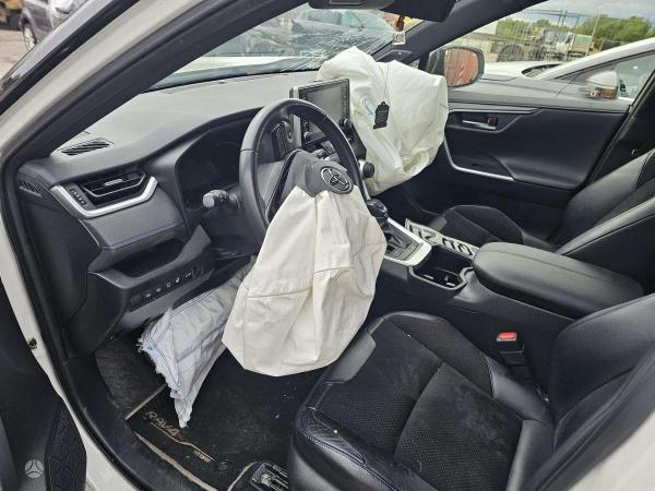 Balts Toyota RAV4 2022 Panevēža, ar dzinēja tilpumu 2.49 L un nobraukumu 125 tūkst. km par 18300 €, foto 7 vietnē AUTOMOTO.COM.LV