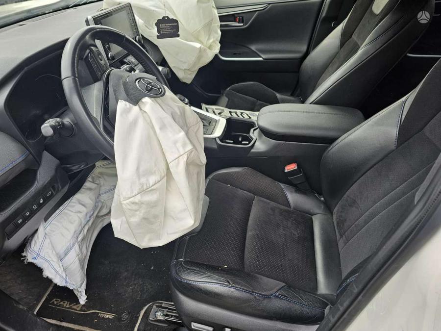 Balts Toyota RAV4 2022 Panevēža, ar dzinēja tilpumu 2.49 L un nobraukumu 125 tūkst. km par 18300 €, foto 11 vietnē AUTOMOTO.COM.LV
