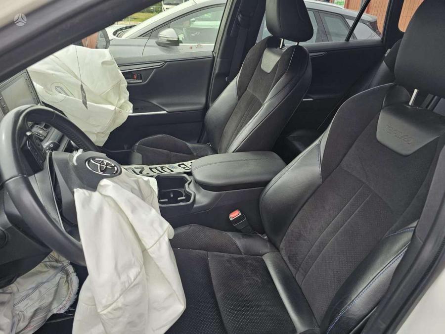 Balts Toyota RAV4 2022 Panevēža, ar dzinēja tilpumu 2.49 L un nobraukumu 125 tūkst. km par 18300 €, foto 13 vietnē AUTOMOTO.COM.LV