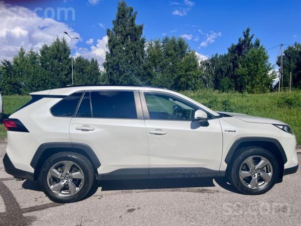 White Toyota RAV4 2022 in Riga, with an engine capacity of 2.50 L and mileage of 41 thousand km for 29900 €, photo 1 on AUTOMOTO.COM.LV