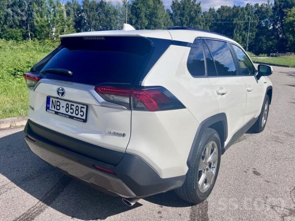 White Toyota RAV4 2022 in Riga, with an engine capacity of 2.50 L and mileage of 41 thousand km for 29900 €, photo 2 on AUTOMOTO.COM.LV